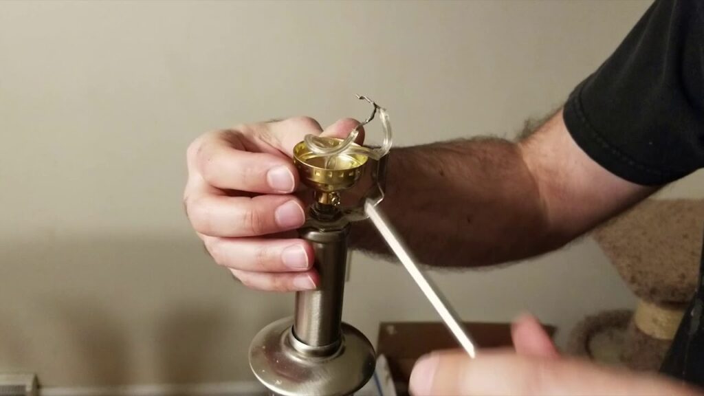 How To Fix A Lamp Socket: 8 Steps To Replace