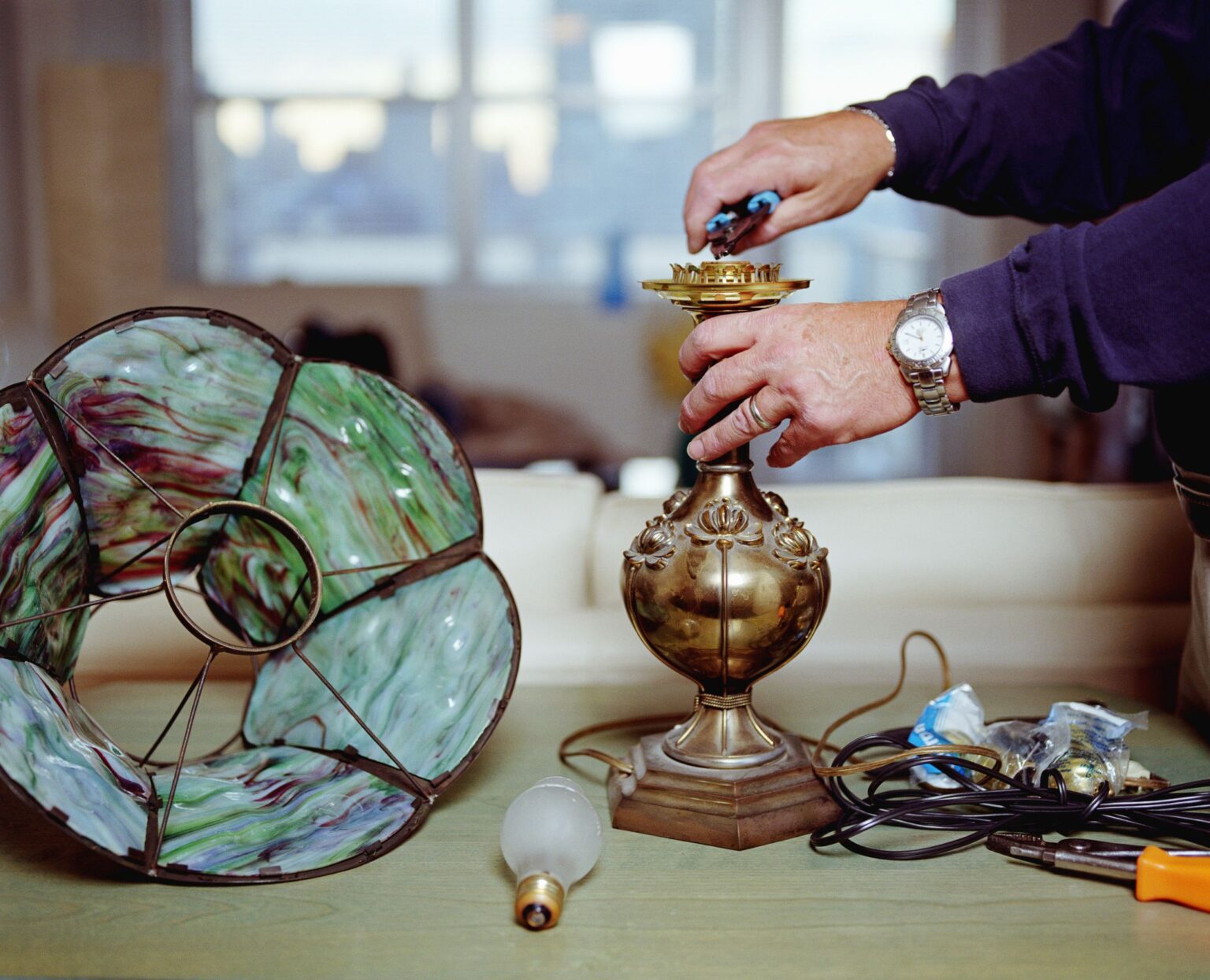 How To Fix A Lamp Socket: 8 Steps To Replace